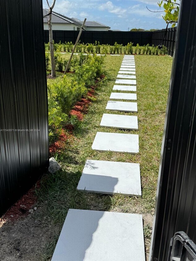 16931 SW 290th Terrace Unit C, Homestead, FL 33030 - Room for Rent in ...