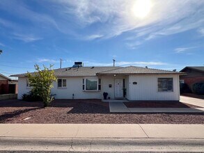 Frontier Place Apartments for Rent with a Swimming Pool - Scottsdale ...