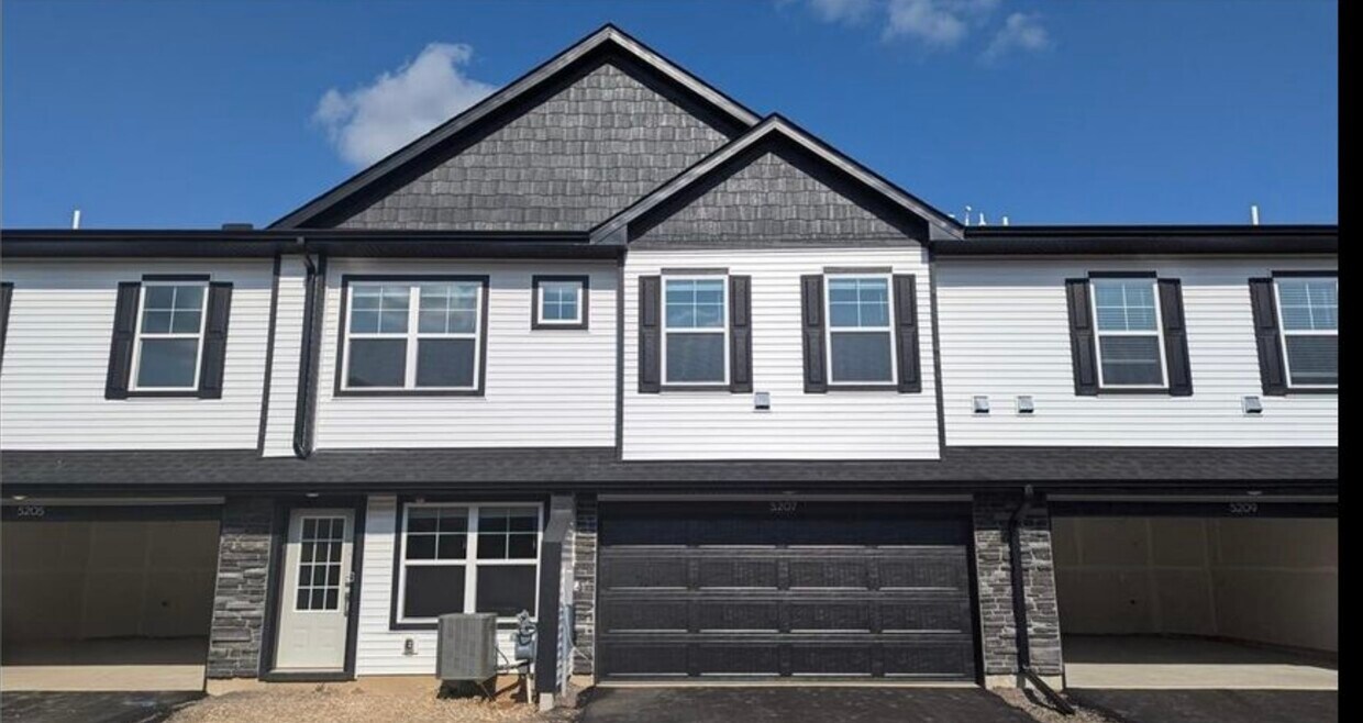 5207 Long Pointe Pass, Woodbury, MN 55129 - Townhome Rentals in ...