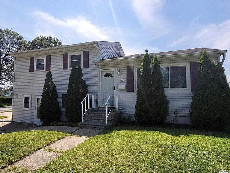 203 N Monroe Ave Lindenhurst Ny 11757 House Rental In Lindenhurst