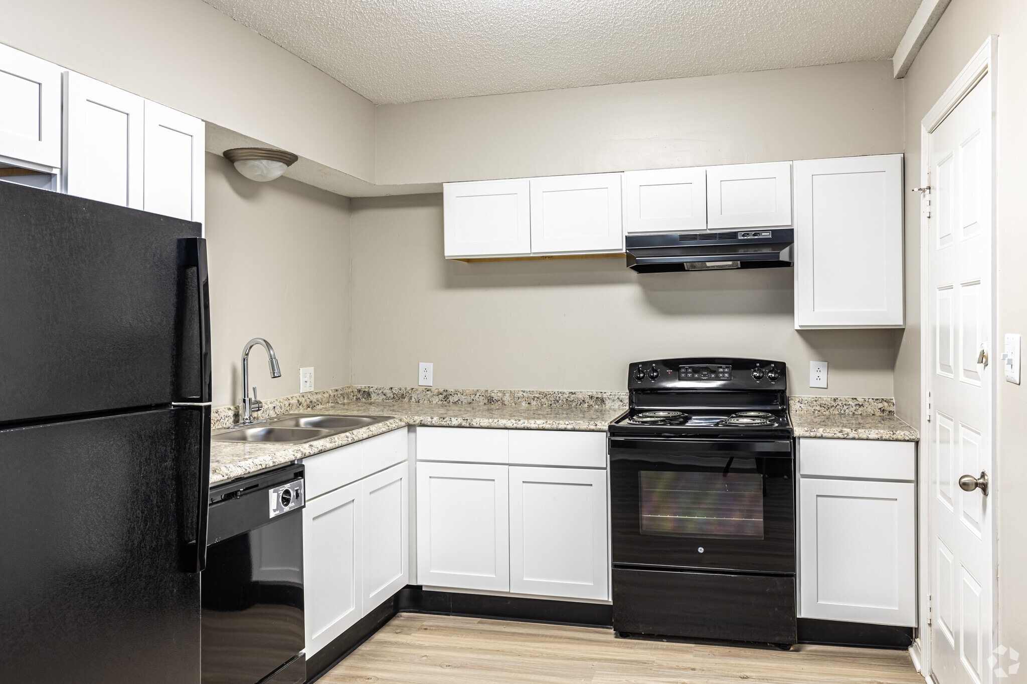 Stonleigh Court Apartment Homes - 1331 Stonleigh Ct Leavenworth, KS ...