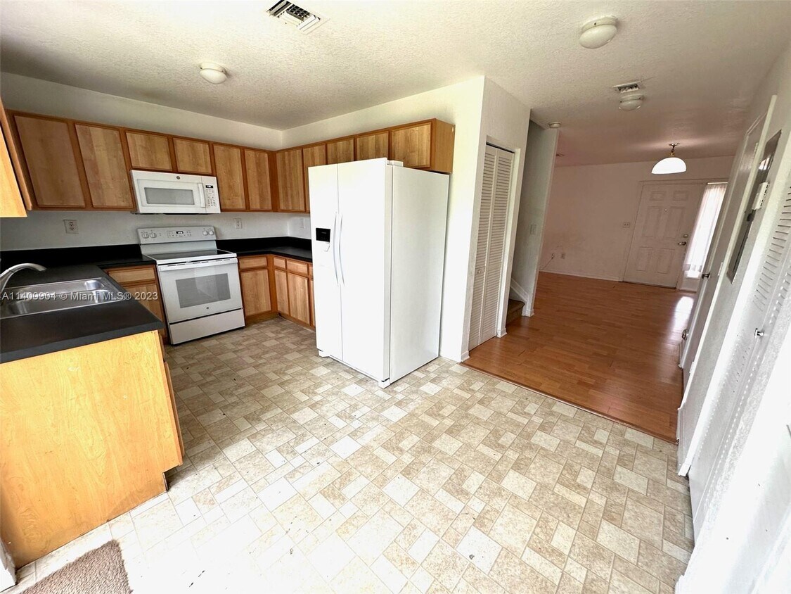 2068 NE 167th St, North Miami Beach, FL 33162 - Townhome Rentals in ...