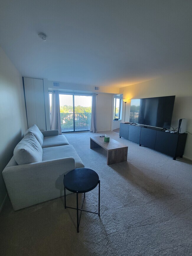 Elizabeth Place Apartments for Rent with a Swimming Pool - Rolling ...