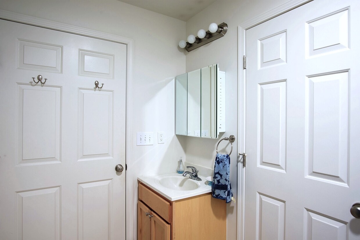 Kendall Square Apartments - 4 Ives St Delmar, NY 12054 | Apartments.com