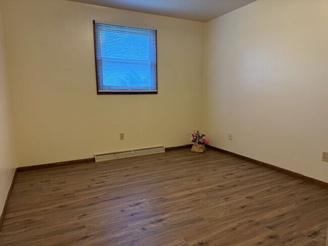 1225-1227 Primrose Ln Unit 1225, Neenah, WI 54956 - Room for Rent in ...