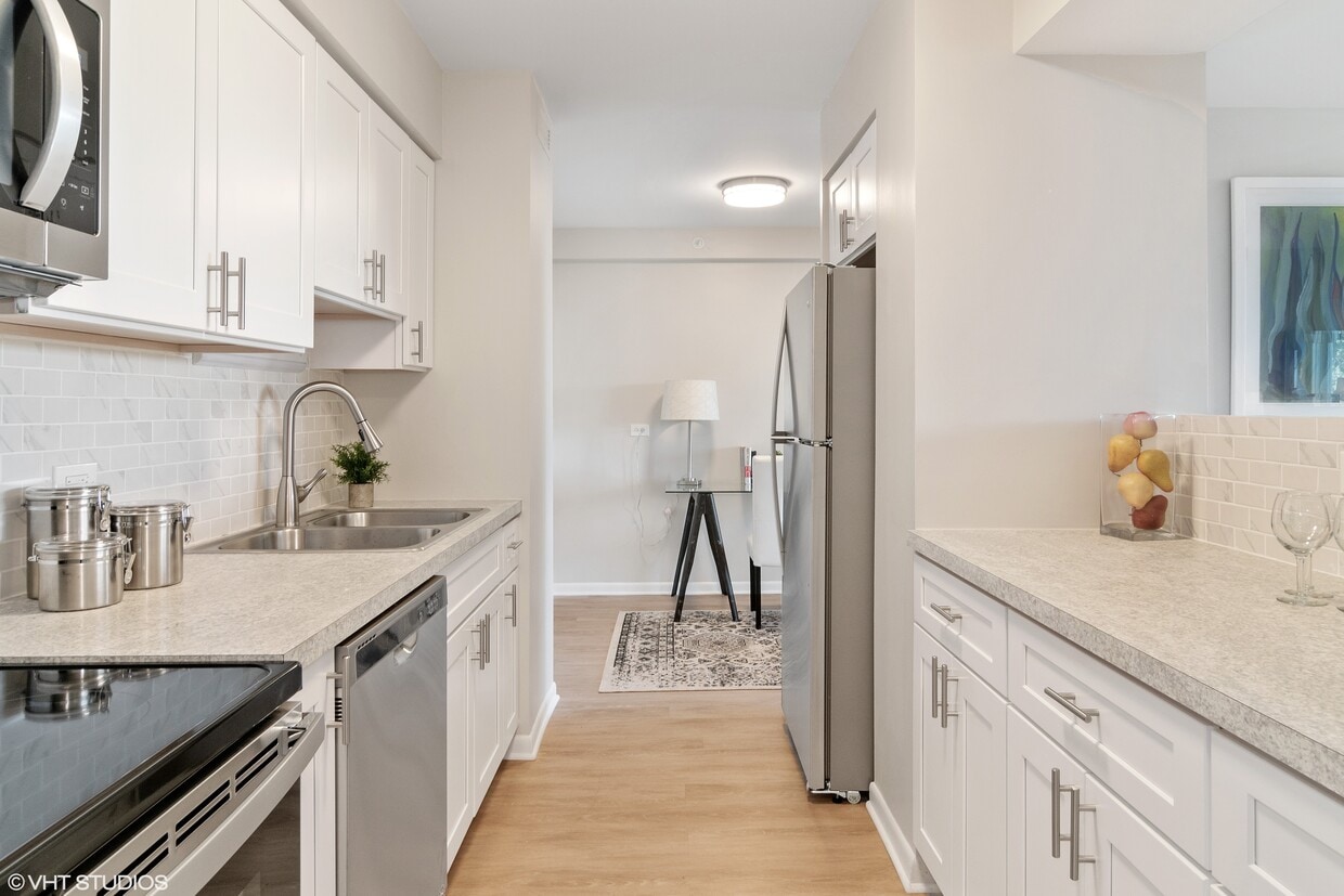 Spinning Wheel Apartments - 21 N Spinning Wheel Rd Hinsdale, IL 60521 ...