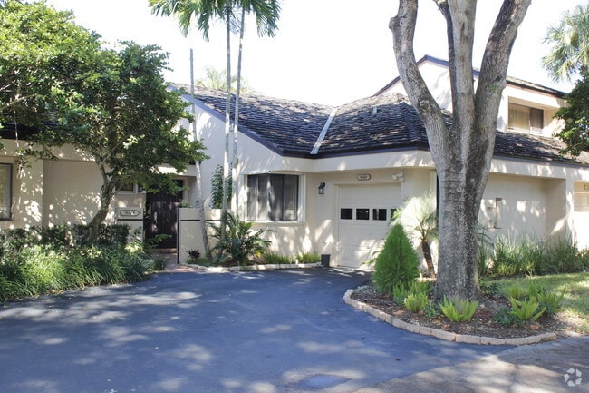 Chelsea I at Jacaranda Apartments for Rent with a Garage - Plantation ...