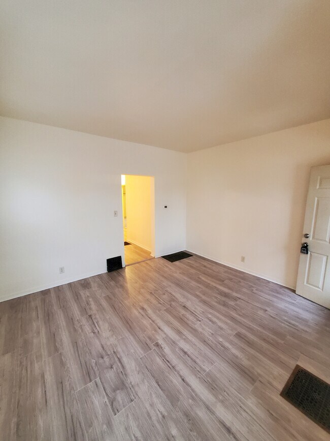 913 College Ave Unit 1, Racine, WI 53403 - Room for Rent in Racine, WI ...