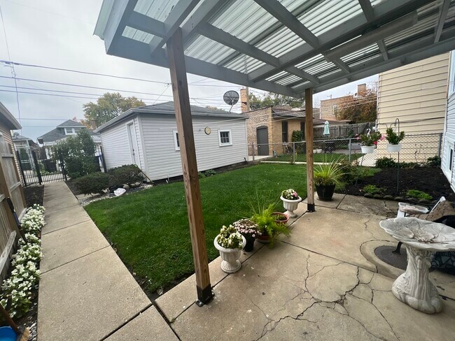 5243 W Fletcher St, Chicago, IL 60641 - House Rental in Chicago, IL ...