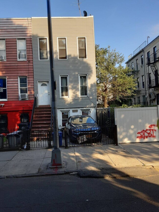 Apartments for Rent with a Living Room in Bushwick, Brooklyn ...