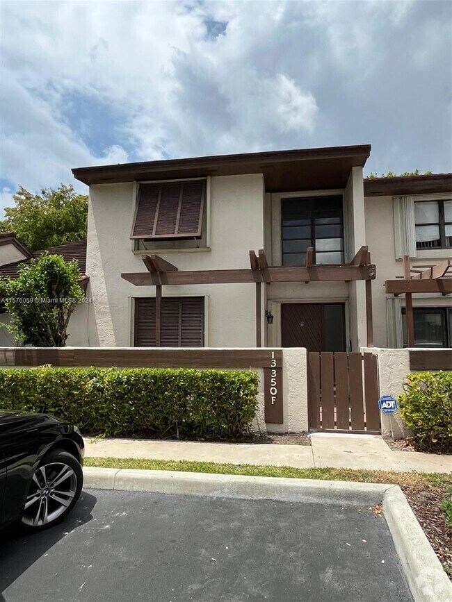 Calusa Club Village Apartments for Rent with Parking - Miami, FL - 2 ...