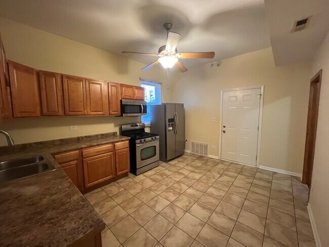 2028 N Hamlin Ave Unit 1, Chicago, IL 60647 - Condo for Rent in Chicago ...