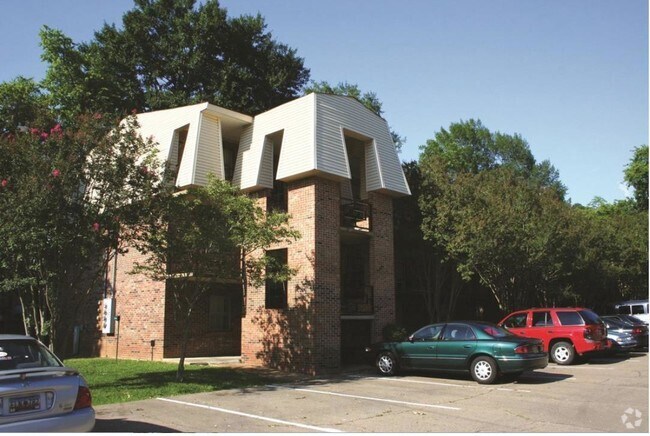 Downtown Starkville Student Apartments for Rent - Starkville, MS - 23 ...