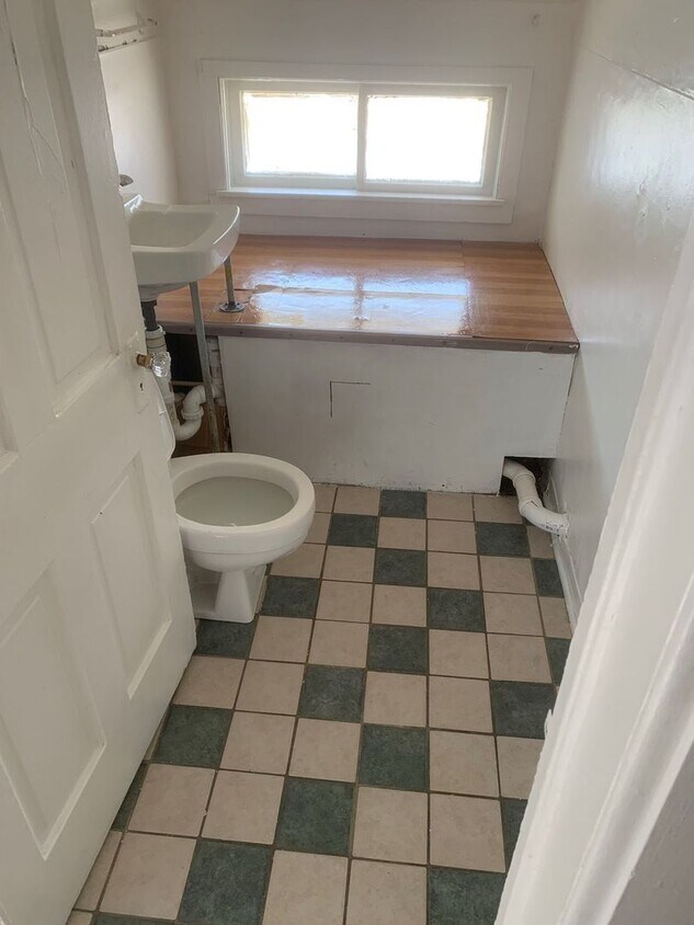 1021 English St Unit Upper, Racine, WI 53402 - Room for Rent in Racine ...