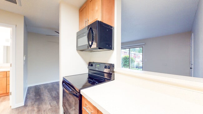 Pinewood Square Apartment Homes - Apartments in Lynnwood, WA ...