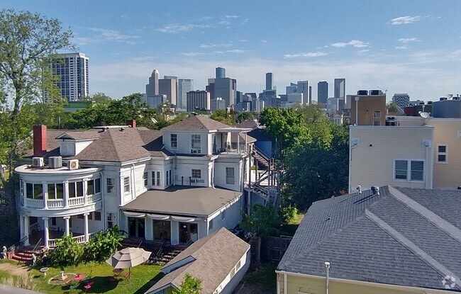 Midtown Houston Apartments for Rent with a Yard - Houston, TX - 3 ...