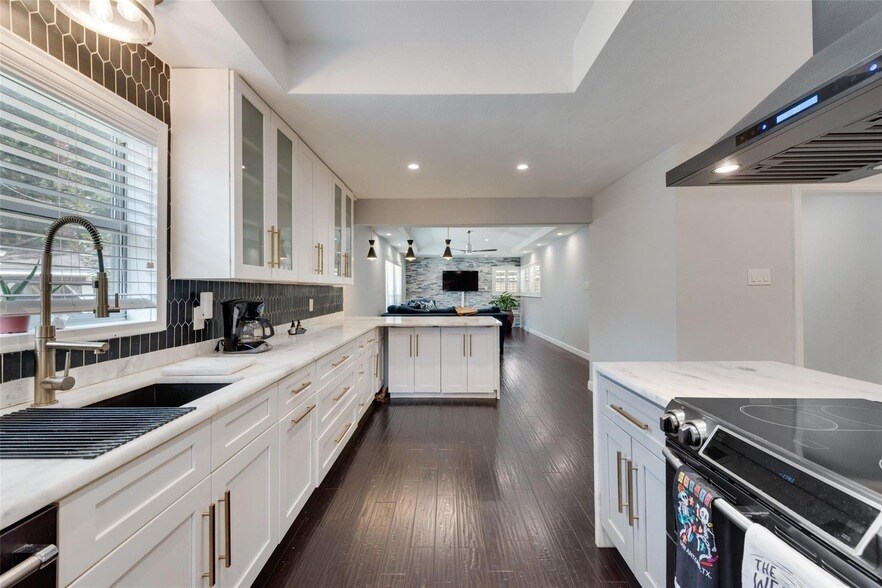 10135 Rockmoor Dr, Dallas, TX 75229 | Apartments.com