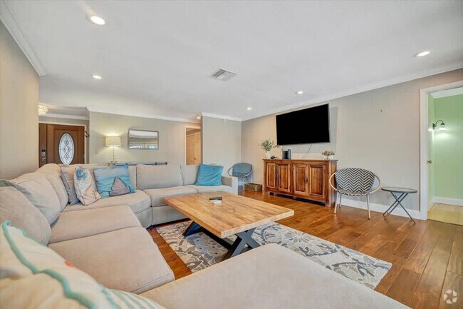 Imperial Point Apartments for Rent with High Ceilings - Largo, FL ...