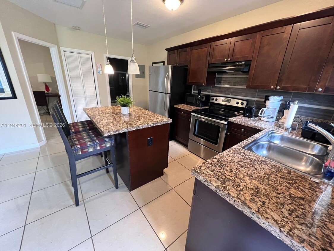 2015 Funston St Unit XX, Hollywood, FL 33020 - Room for Rent in ...