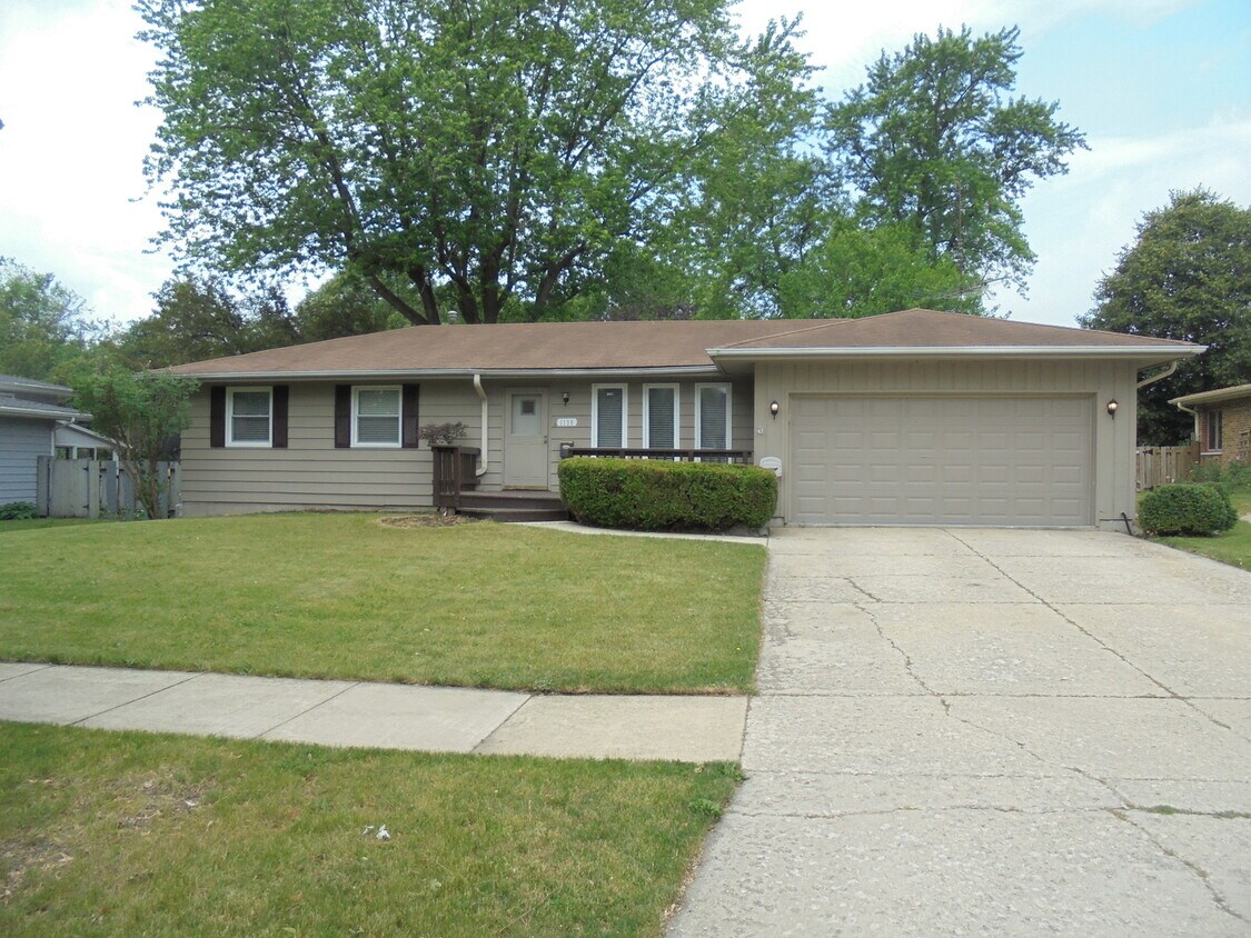 1130 Laurel Dr, Aurora, IL 60506 - House Rental in Aurora, IL | Apartments.com
