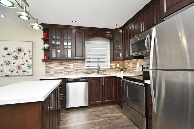 1072 Alexandra Av, Mississauga, ON L5E 1Z8 - Maison à Louer à ...