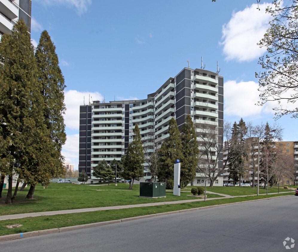 St. Andrews Towers East Appartements - 26-38 Carluke Cres Toronto, ON ...