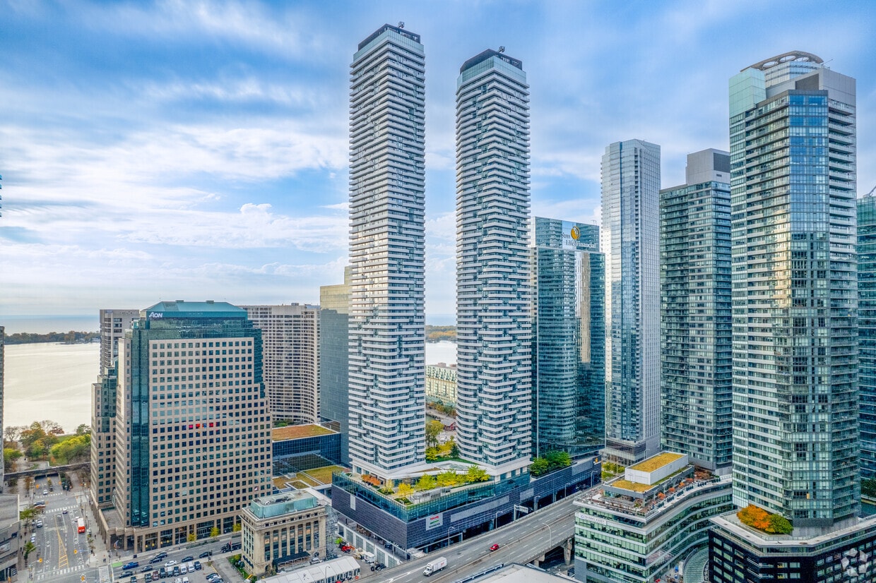 Harbour Plaza - East Tower Apartments - 88 Harbour St Toronto, ON ...