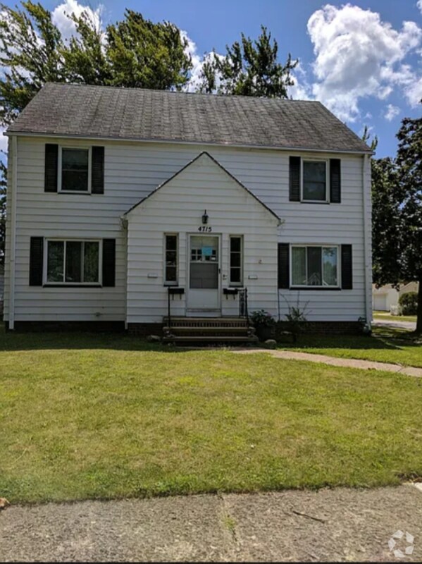 Parma Circle Apartments for Rent with Hardwood Floors - Parma, OH ...