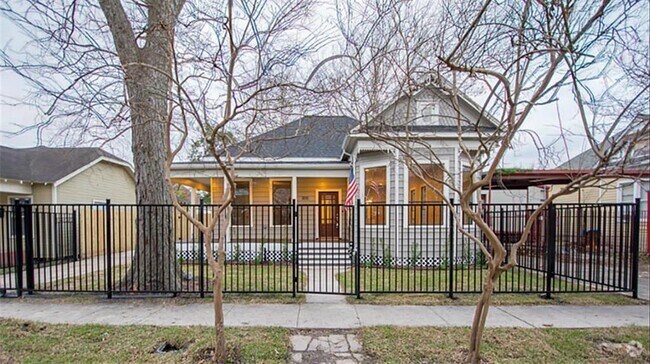 Northside Village Apartments for Rent with High Ceilings - Houston, TX ...