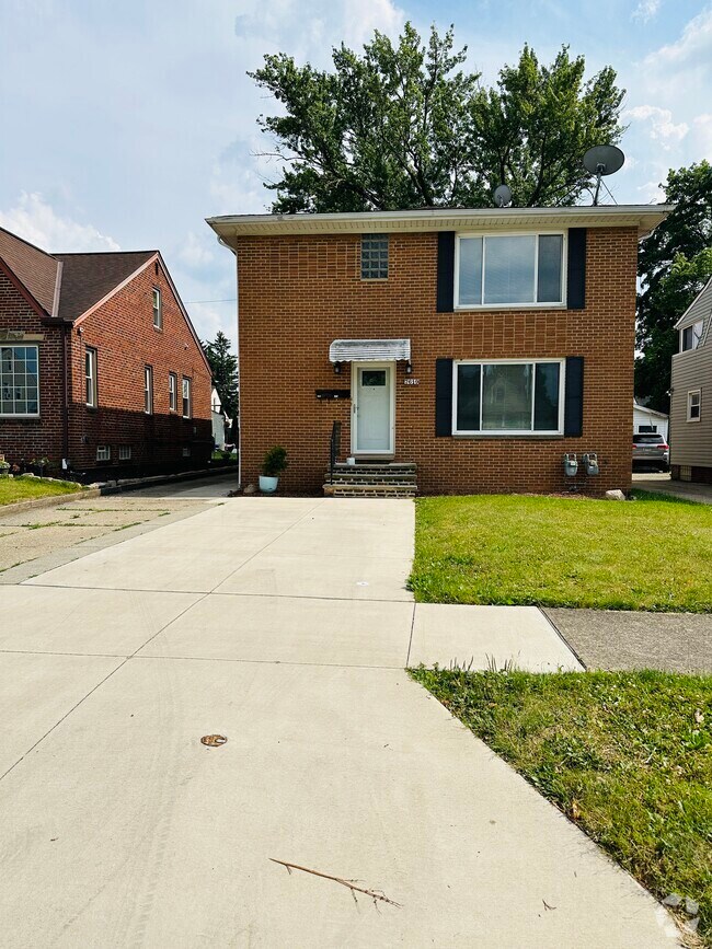 Parma Circle Apartments for Rent with Hardwood Floors - Parma, OH - 1 ...