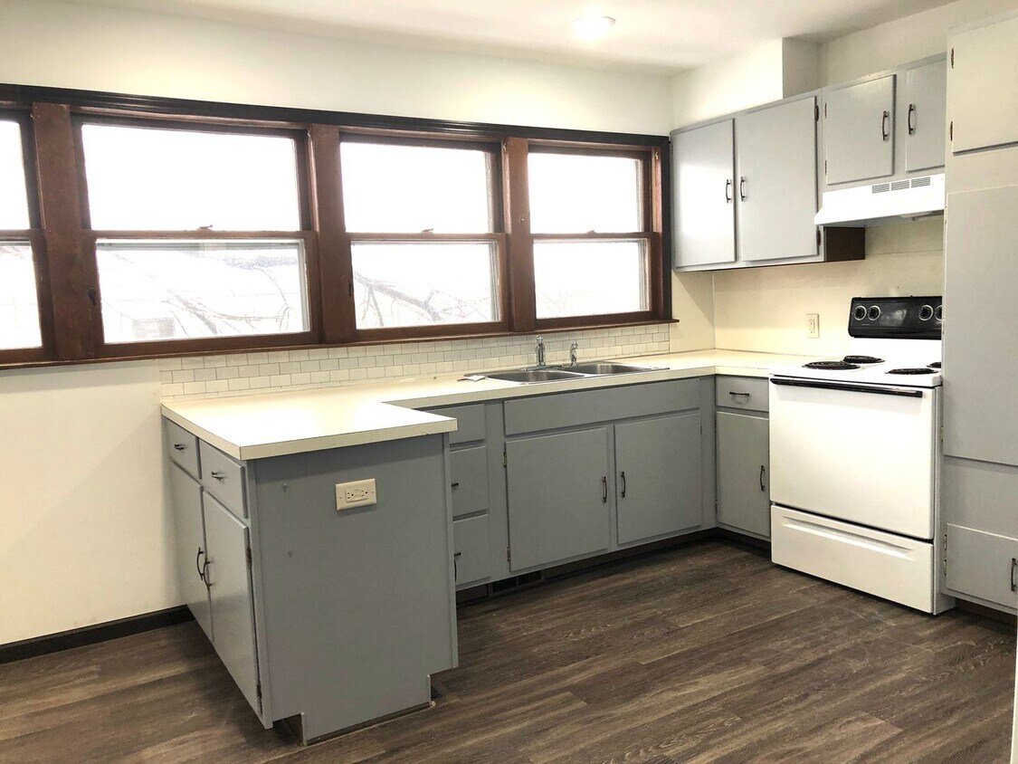 122 W Cedar St Unit 122 W Cedar Street Apt B, Chippewa Falls, WI 54729 ...