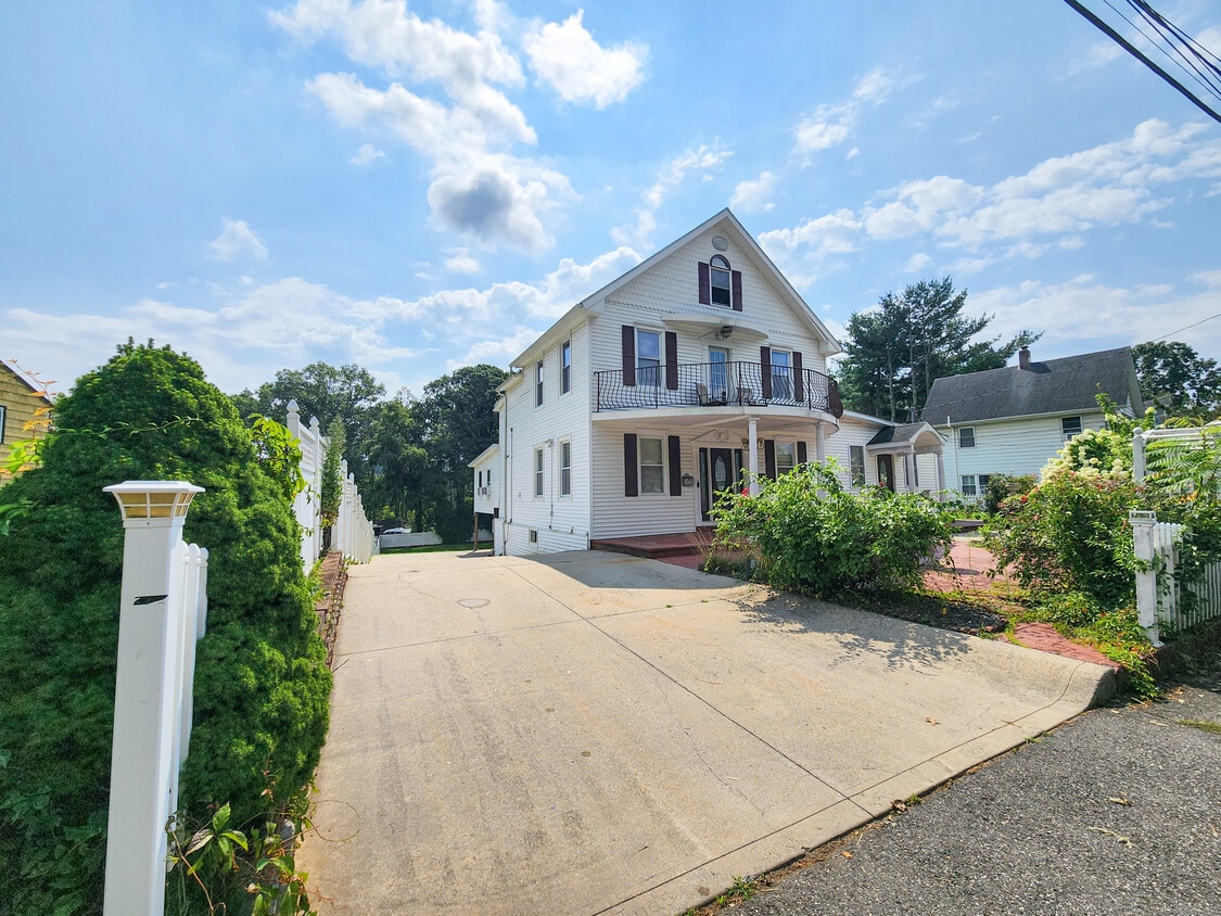 242 Prospect St Unit #1, Ansonia, CT 06401 - Room for Rent in Ansonia ...