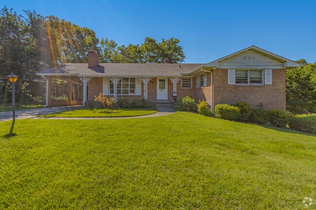 College Park Woods Apartments for Rent with a Yard - College Park, MD ...