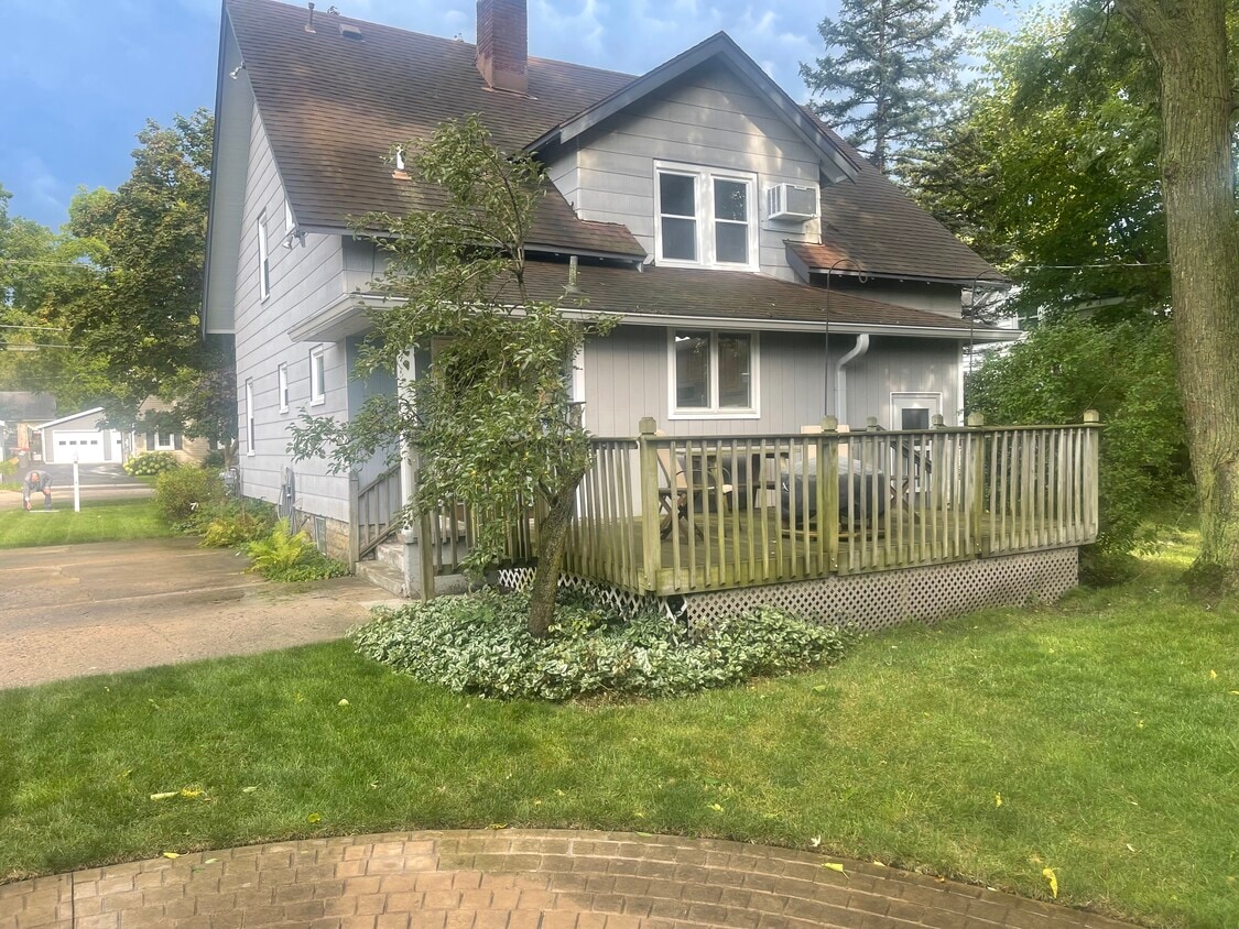 422 N Jefferson St, Lowell, MI 49331 - House Rental in Lowell, MI ...
