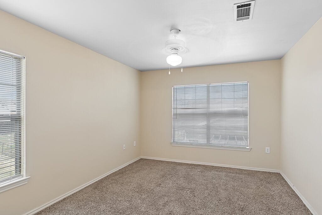 Ironwood Crossing Apartments & Townhomes - 2600 Western Center Blvd ...