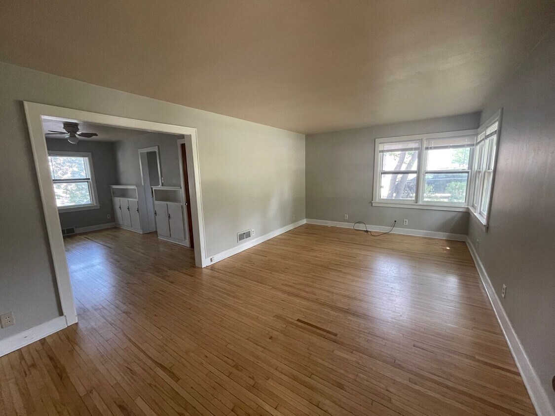 110 8th St W Unit MAIN #2, Northfield, MN 55057 - Room for Rent in ...