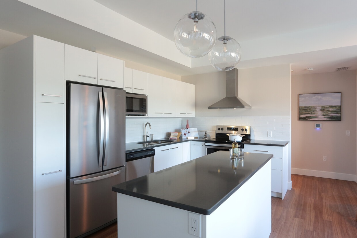 Helio Apartments & West 5 Townhomes Apartments - 1325 Riverbend Rd ...