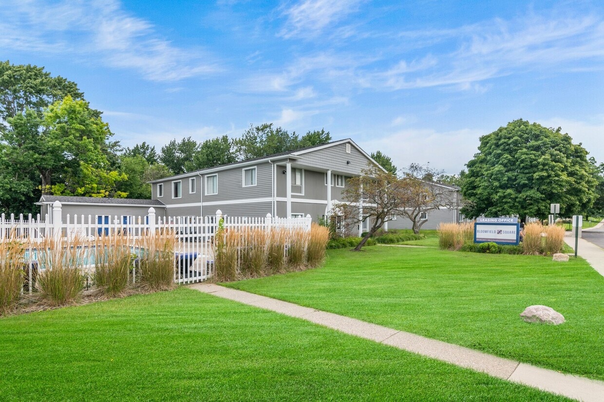 Bloomfield Square Apartments - Auburn Hills, MI - 3161 Bloomfield Ln ...