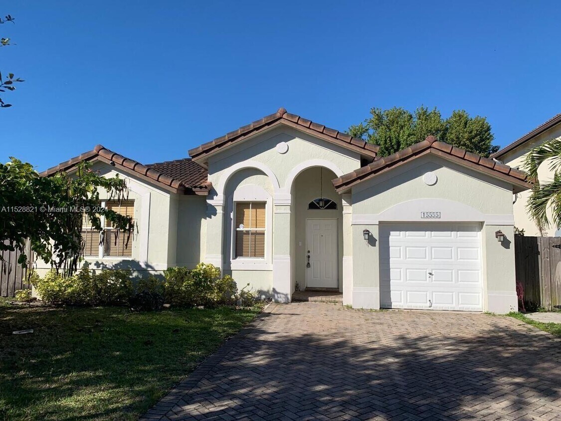 15555 SW 23rd Ln Miami, FL 33185 - Alquileres en Miami, FL | Apartamentos.com