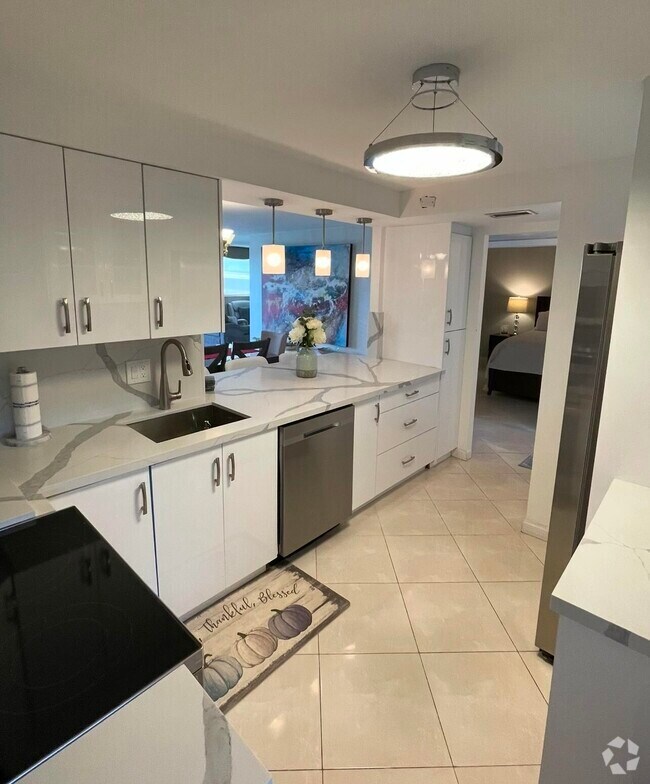 Boca Teeca Condominiums Apartments for Rent with a Walk-In Closet ...