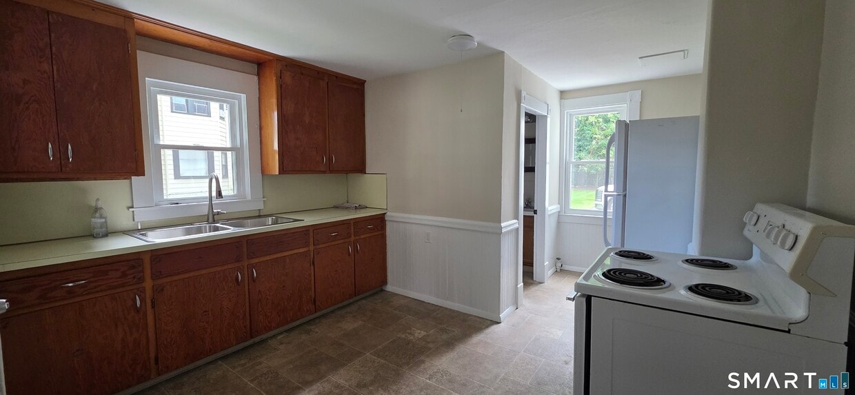 86 Main St Unit A, East Windsor, CT 06088 - Room for Rent in East ...