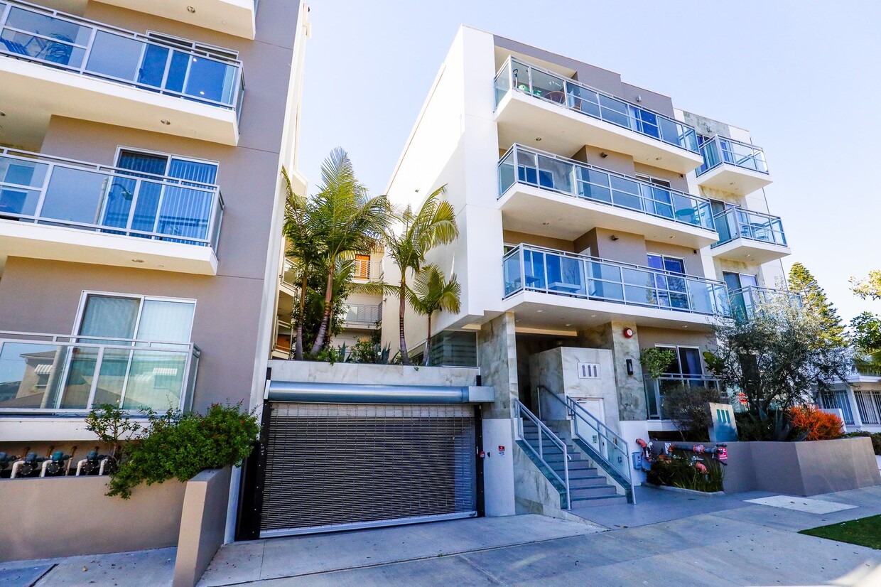 Kings Court by Wiseman - 111 S Kings Los Angeles, CA 90048 | Apartments.com