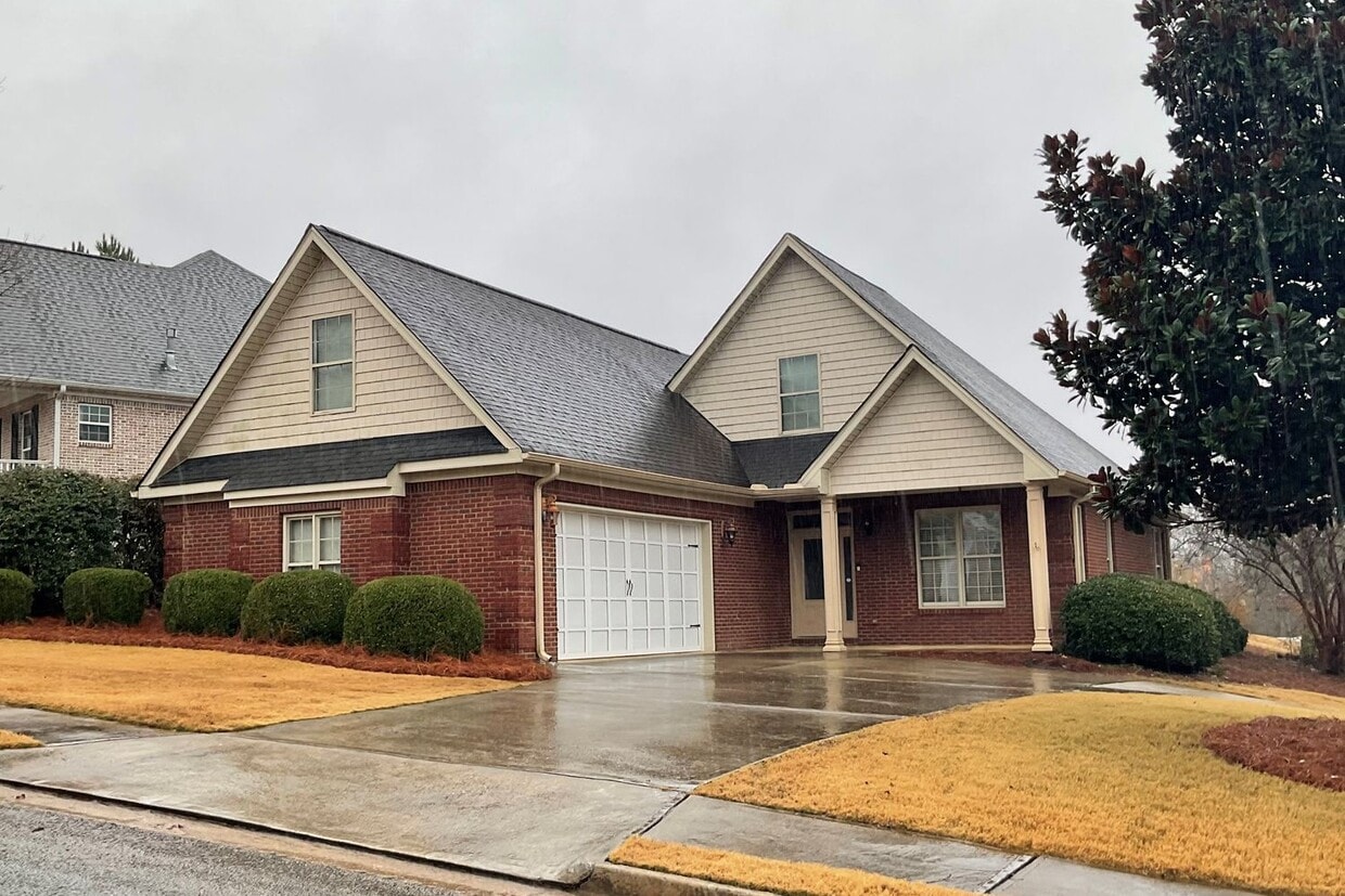 9207 Golfview Cir - House Rental in Covington, GA | Apartments.com