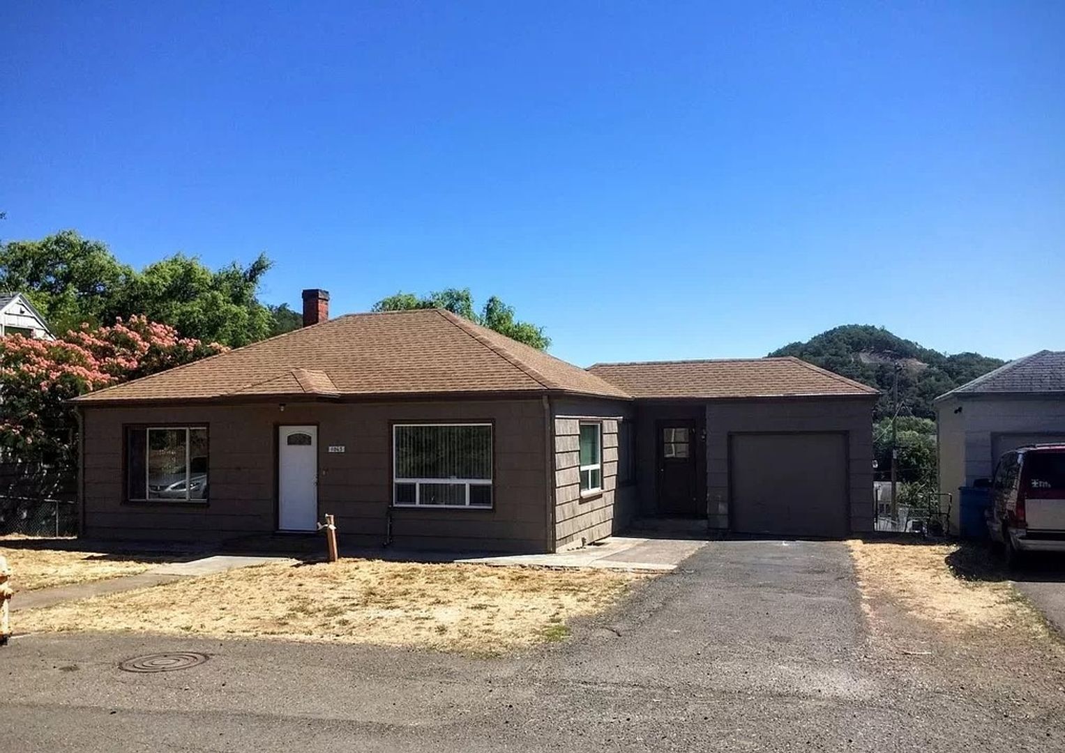 1063 Ne Barager Ave Unit 1063 A Barager Ave, Roseburg, OR 97470 - Room ...