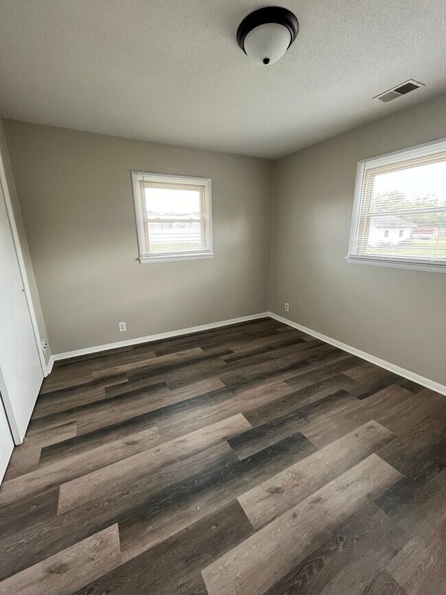 2900-2902-2902 W Airway Rd Unit 2900 Airway, Muncie, IN 47304 - Room ...