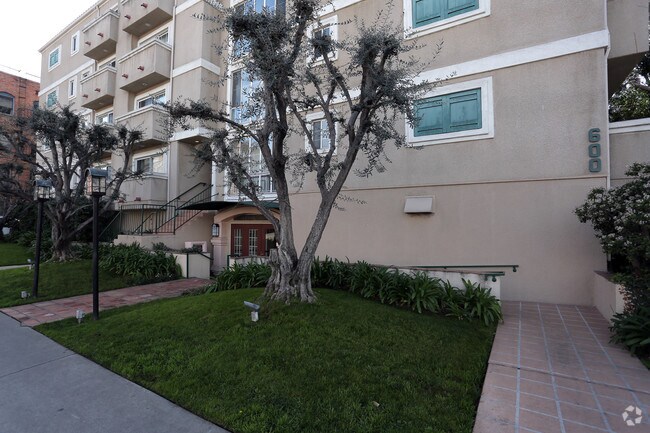 Cloverdale Apartments - Los Angeles, CA | Apartments.com