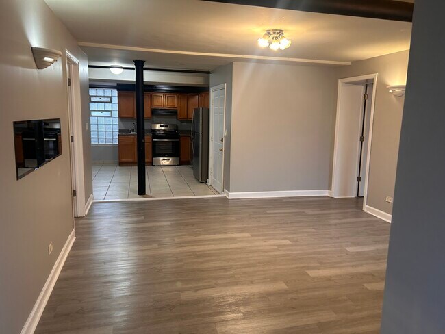 2055 W Touhy Ave, Chicago, IL 60645 - House Rental in Chicago, IL ...