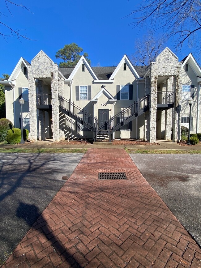 Seminary Ridge Apartments for Rent with a Living Room - Columbia, SC ...