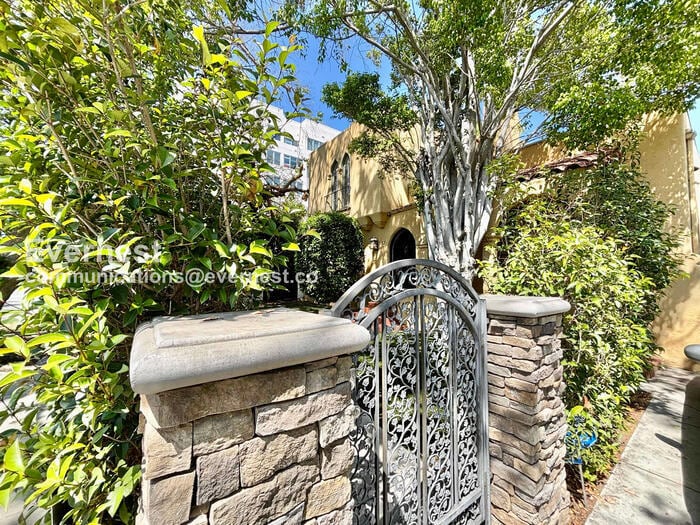 132 N Crescent Heights Blvd, Los Angeles, CA 90048 | Apartments.com