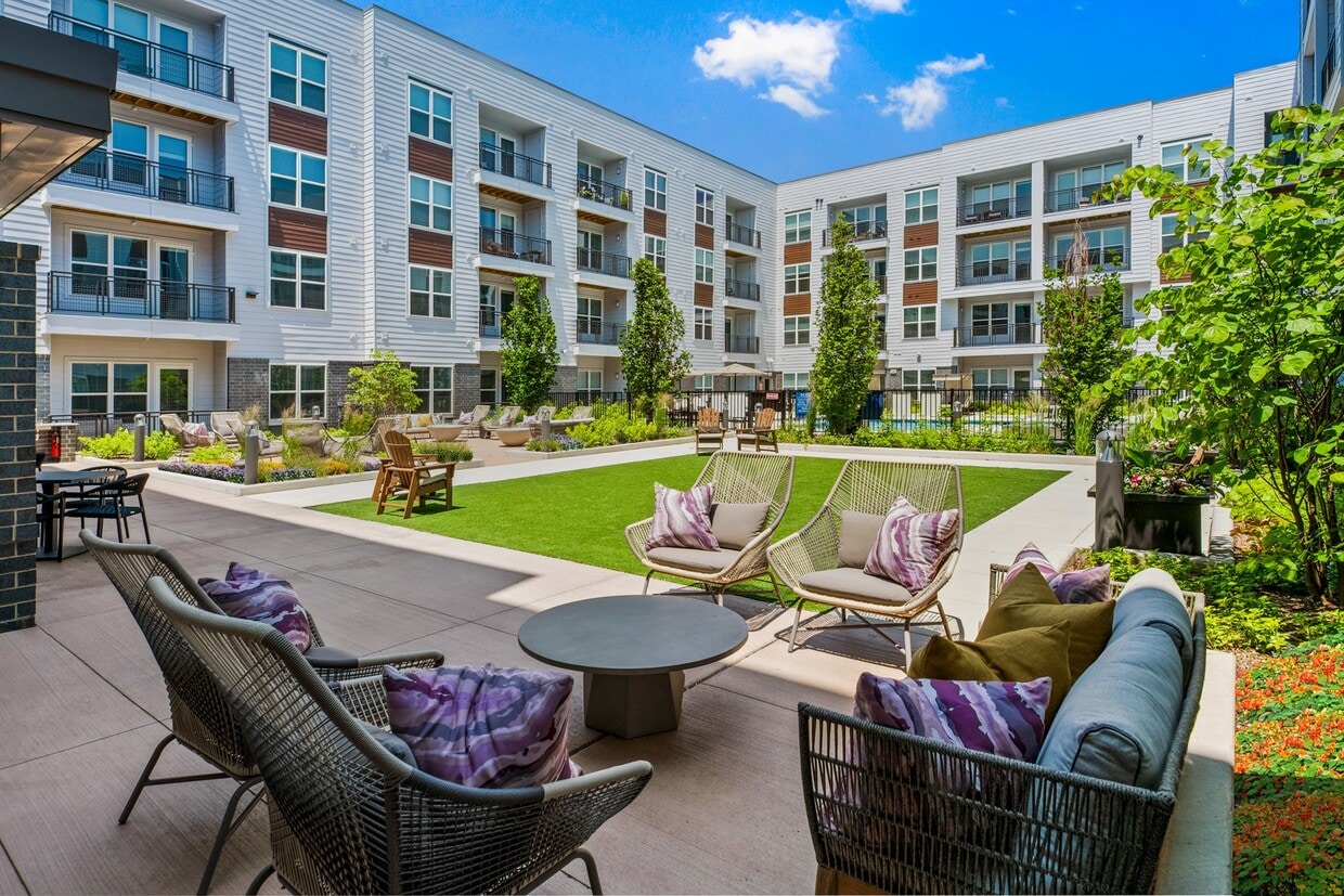 Everleigh Vernon Hills 55+ Active Adult Apartments - 555 Lakeview Pky ...